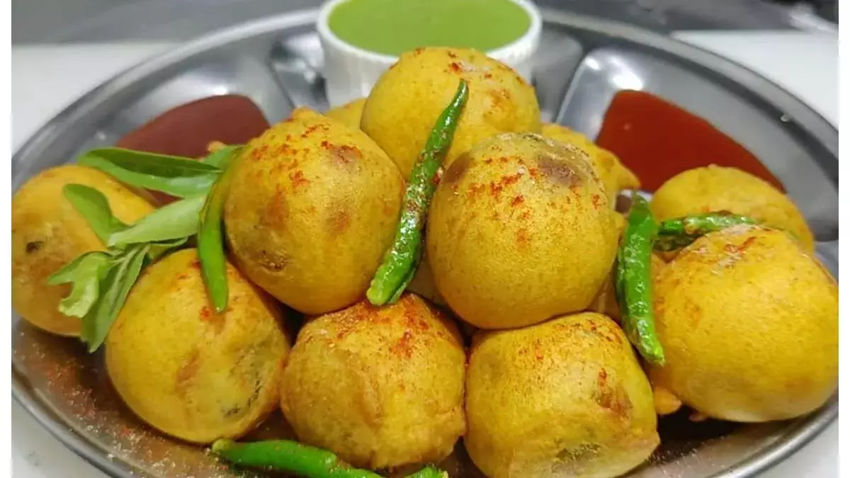 Crispy Aloo bade: बाहर से कुरकुरे और अंदर से मोम जैसे मुलायम आलू वड़ा ...