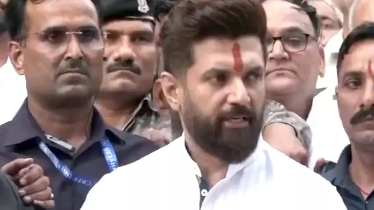 Chandigarh: IPS पूरण कुमार के घर पहुंचे चिराग पासवान, पीड़ित परिवार से ...